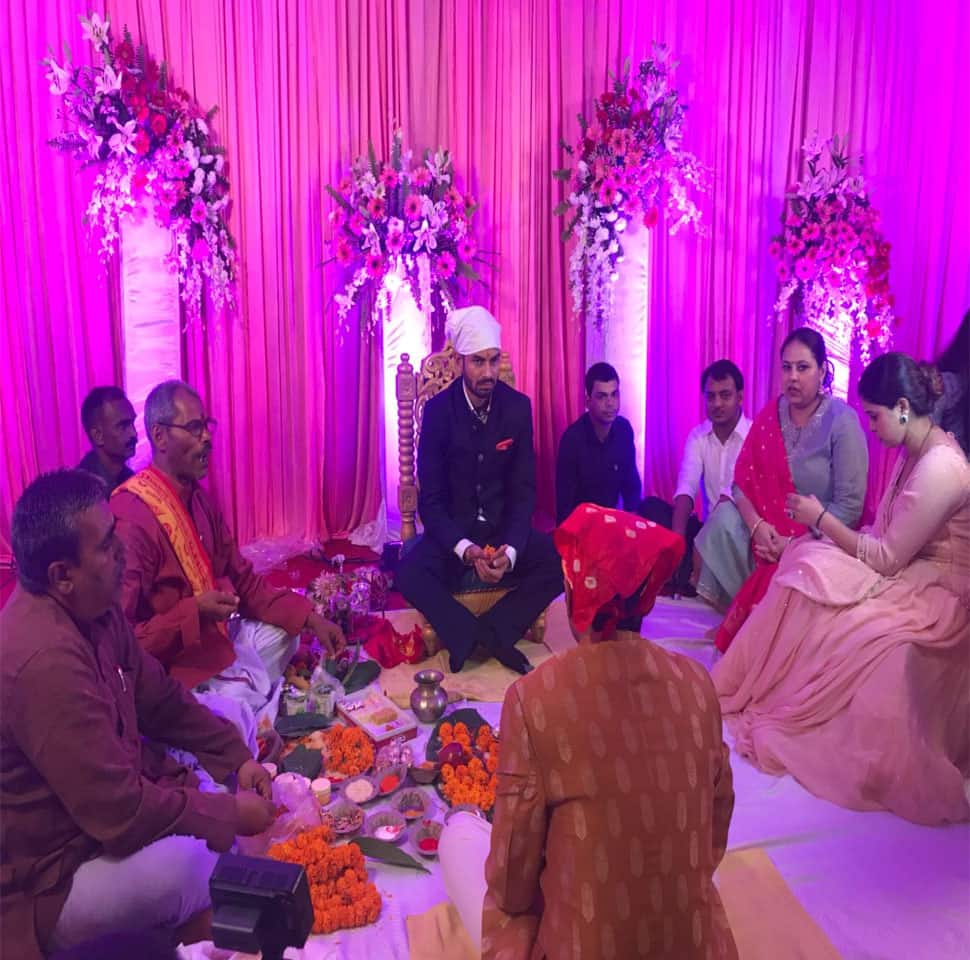 Pics: બ્લેક શૂટમાં તેજપ્રતાપ અને બ્લુ ડ્રેસમાં તેની એશ્વર્યા, ભાવુક થયા ...