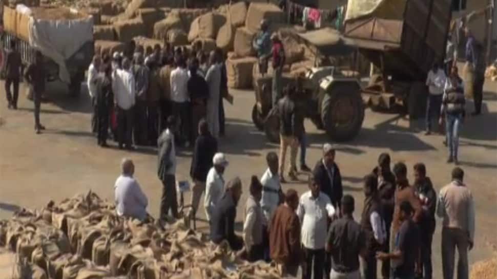 મગફળી ખરીદીમાં ફરી વાર સામે આવ્યો ભષ્ટ્રાચાર, ઝડપાયો લાંચિયો અધિકારી ...