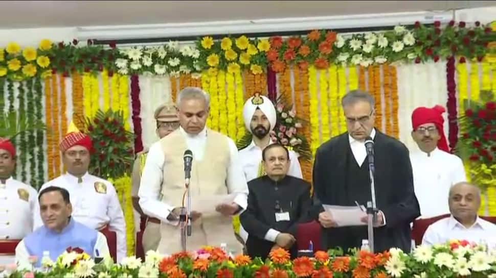 ગુજરાતના 25મા રાજ્યપાલ તરીકે આચાર્ય દેવવ્રતે શપથ લીધા | Gujarat News in ...