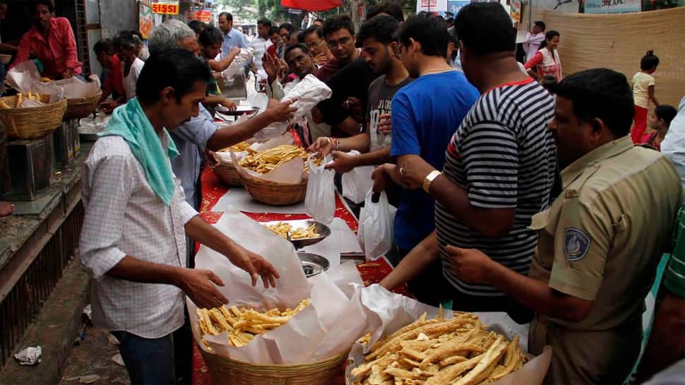 વડોદરા : દિવાળી નજીક આવતા જ લુણા સહિતના ગામોમાં ચોળાફળી/મઠીયાની માંગ ...