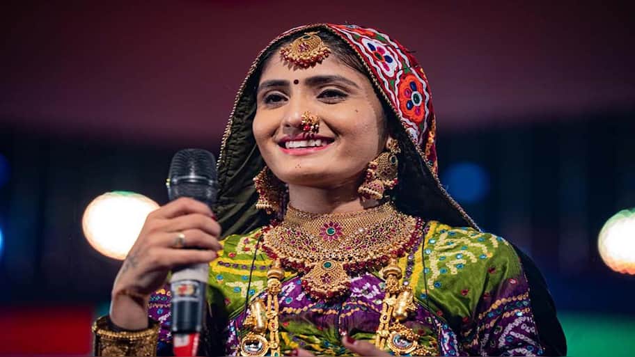 લોકગાયિકા ગીતા રબારીને ડેન્ગ્યુ, ભૂજની હોસ્પિટલમાં થઈ રહી છે સારવાર ...