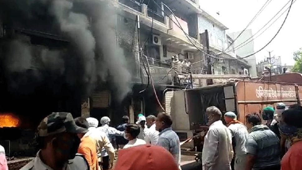 3 માળનાં મકાનમાં લાગી આગ, તંત્ર પહોંચે તે પહેલા યમરાજ પહોંચ્યા 7 ...