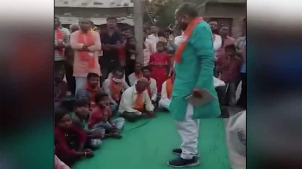 BJP MLA ભાન ભૂલ્યા, ચૂંટણી સભામાં આવાસ અંગે સવાલ પૂછનારને તગેડી મૂક્યો ...