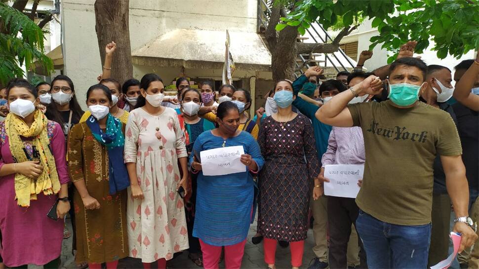 Sola Civil Hospital ના કર્મચારીઓ હડતાળ પર, જૂન મહિનાનો પગાર હજુ ચૂકવાયો ...