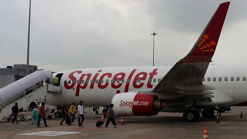 SpiceJet Aircraft Emergency Landing In Mumbai After Windshield Cracks ...