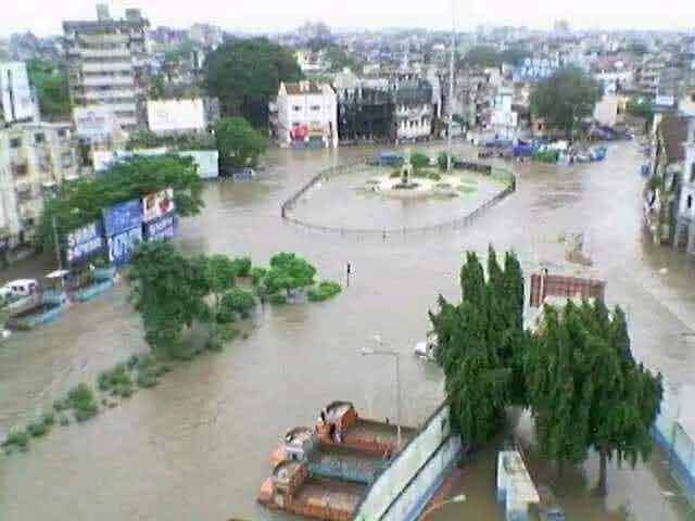 see photos of surat flood in 2006