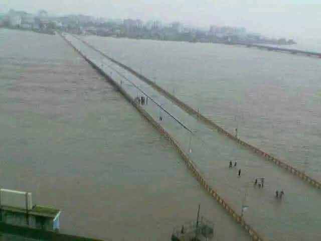 see photos of surat flood in 2006
