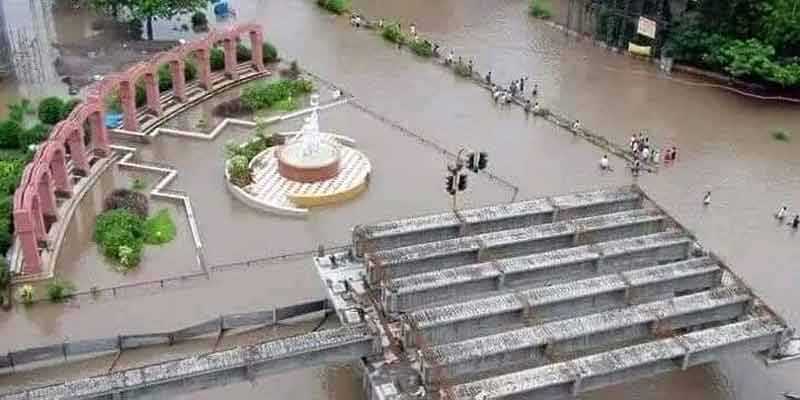 see photos of surat flood in 2006