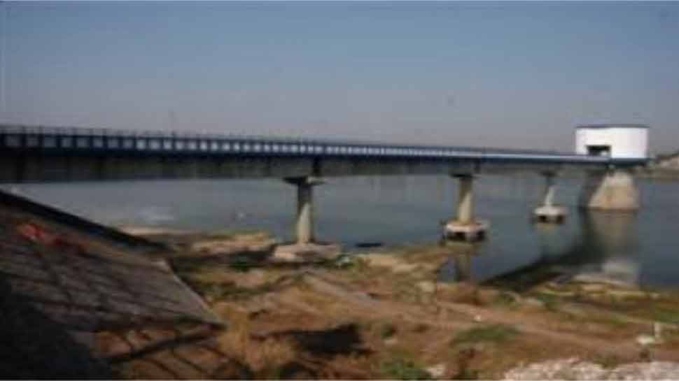 father jump from tapi bridge in front of two daughters in surat