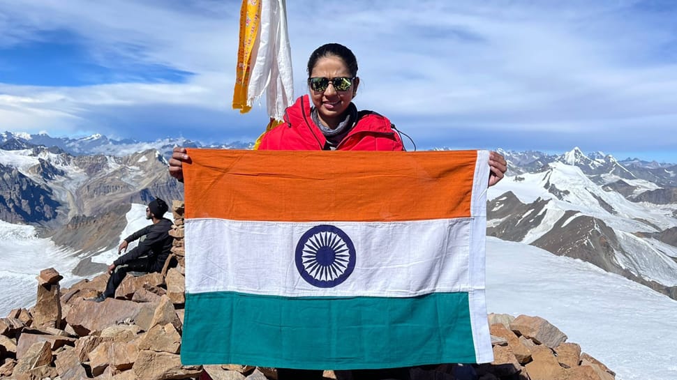ગુજરાતની આ દિકરીએ મધ્યરાત્રિએ શેર કર્યા 20 હજાર ફૂટ માઉન્ટ યુનમ શિખર