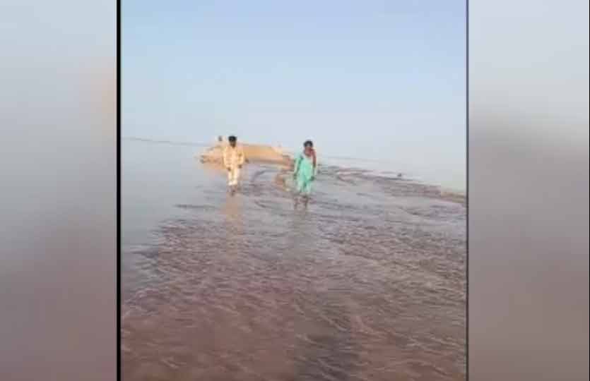 Pakistan flood water enter in kutch rann see photos