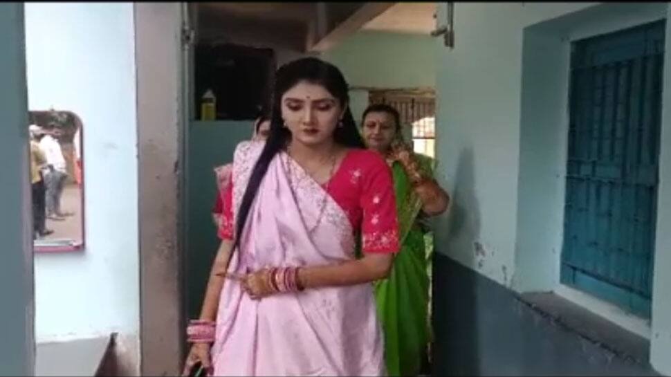 Gujarat Chutani bride came for voting in gujarat election 2022 video viral