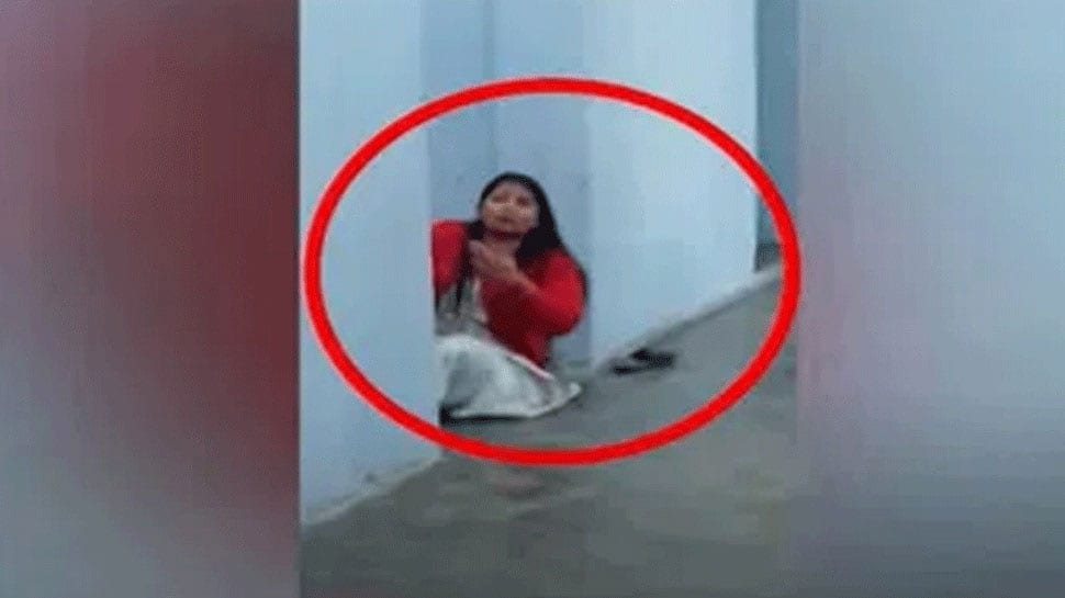 Delhi: બાળકીને માથામાં કાતર મારી પહેલા માળેથી ફેંકી દેનારી શિક્ષિકા પર ...