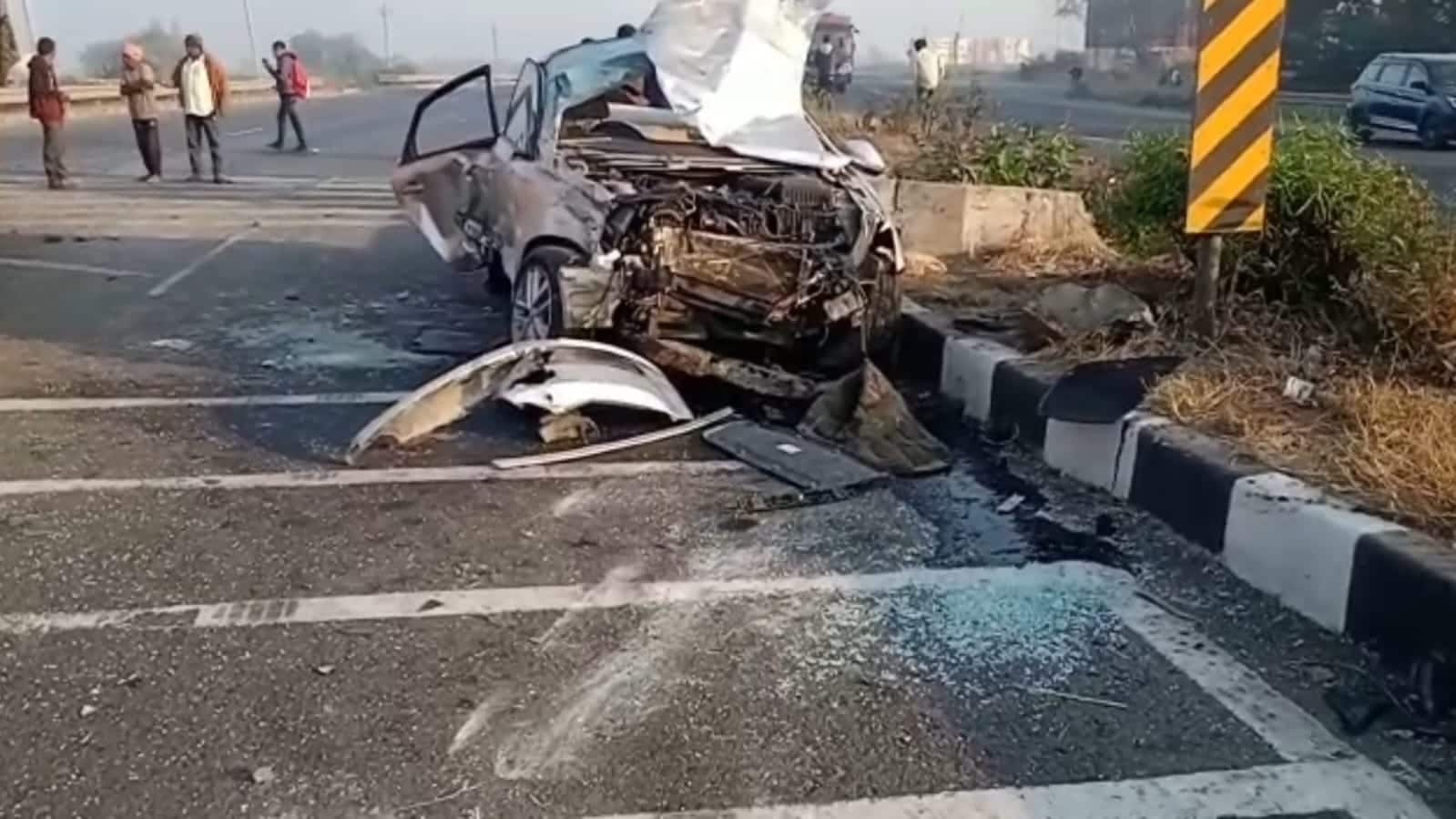 Navsari: નેશનલ હાઈવે પર રણોદ્રા પાસે કાર કૂદીને બીજી લેનમાં ટ્રક સાથે ...