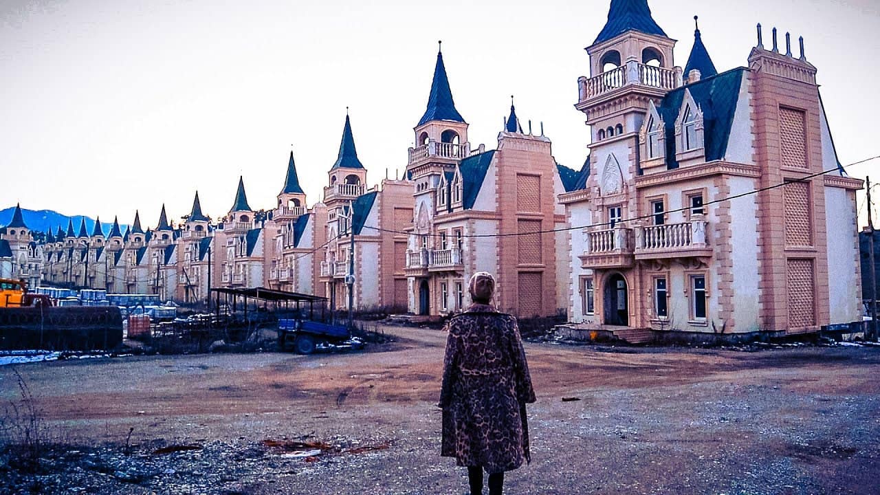 A ghost village in Turkey 600 houses empty despite the pool jacuzzi in ...