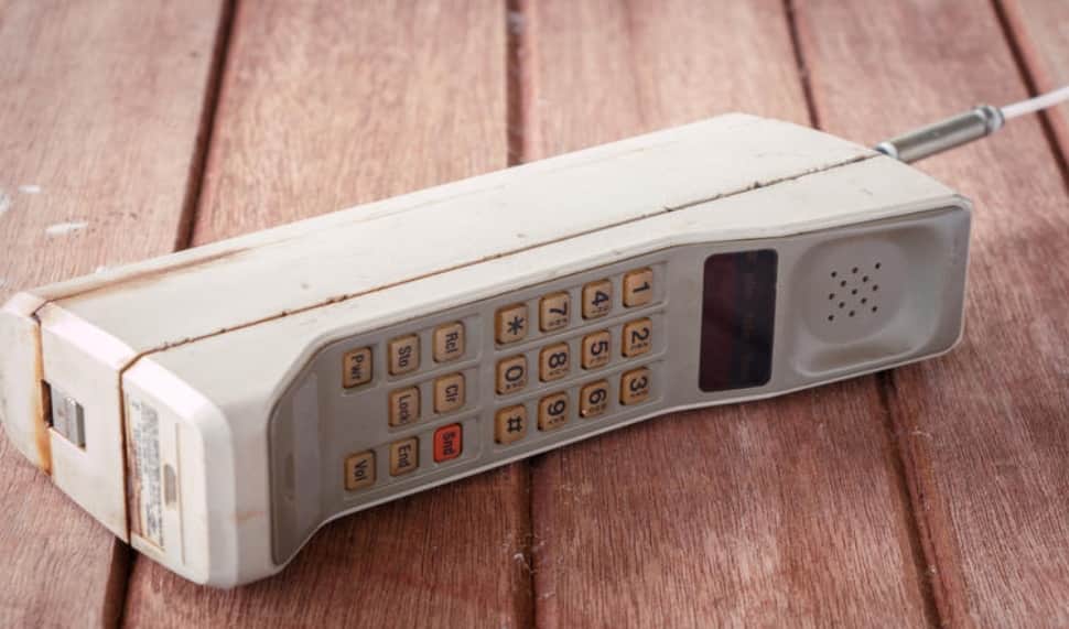 This man bought the world's first mobile phone, the price will blow ...