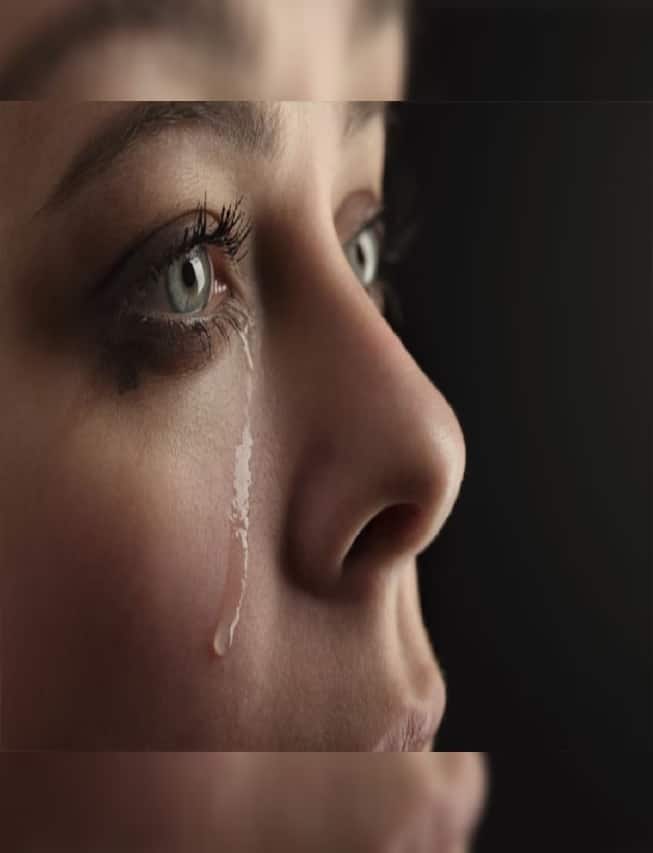 crying is not sign of weakness body gets these powerful benefits રડવાથી ...