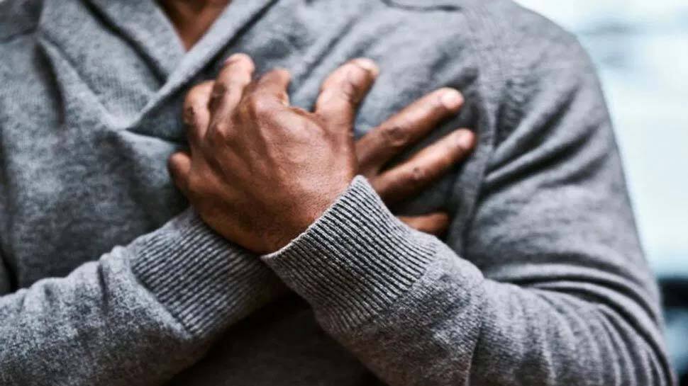 Ahmedabad Police: અમદાવાદ પોલીસ જવાનો બન્યા દેવદૂત! યુવકને રસ્તા પર CPR ...