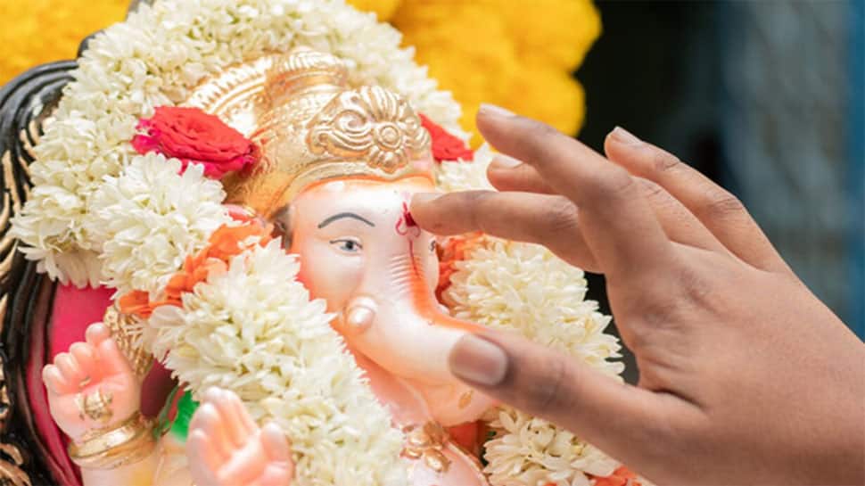 Budhwar Ke Upay: આકસ્મિક સંકટથી બચાવે છે બુધવારના આ ઉપાય, ગૃહ ક્લેશ થાય ...