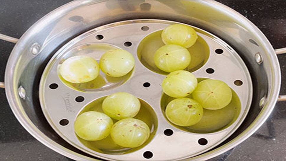 Steamed Amla: કાચા કરતાં બાફેલું આમળું વધારે ફાયદાકારક, રોજ ખાવાથી બેડ ...