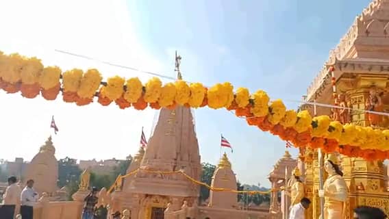 worlds longest flower necklace offer to gujarat famous nilkanth dham ...