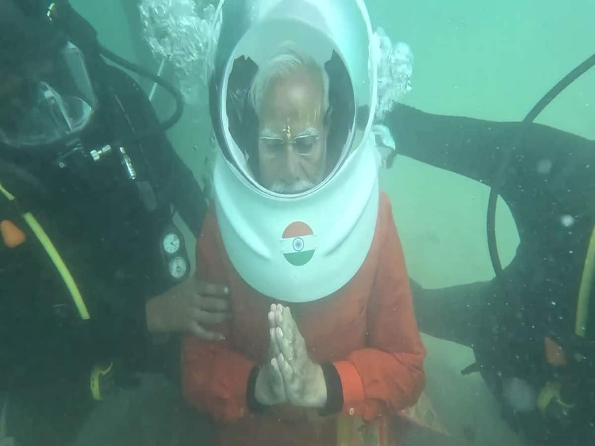 pm modi went underwater in deep sea where submerged dwarka sink