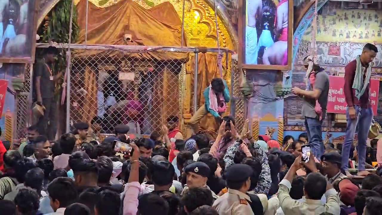 holi celebration at gujarat famous dakor temple on Phagani Poonam ...