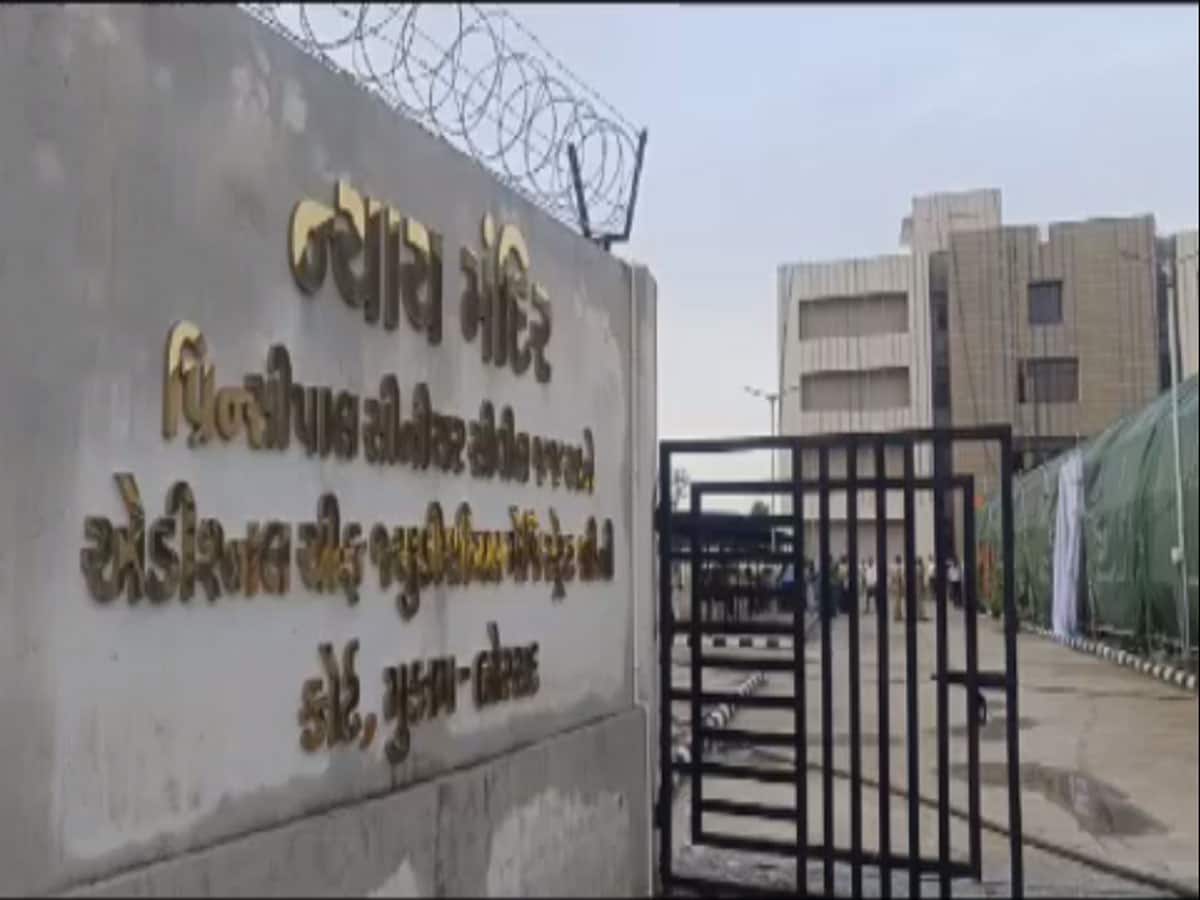 attack on judge at borsad court two unknown youth hit judge