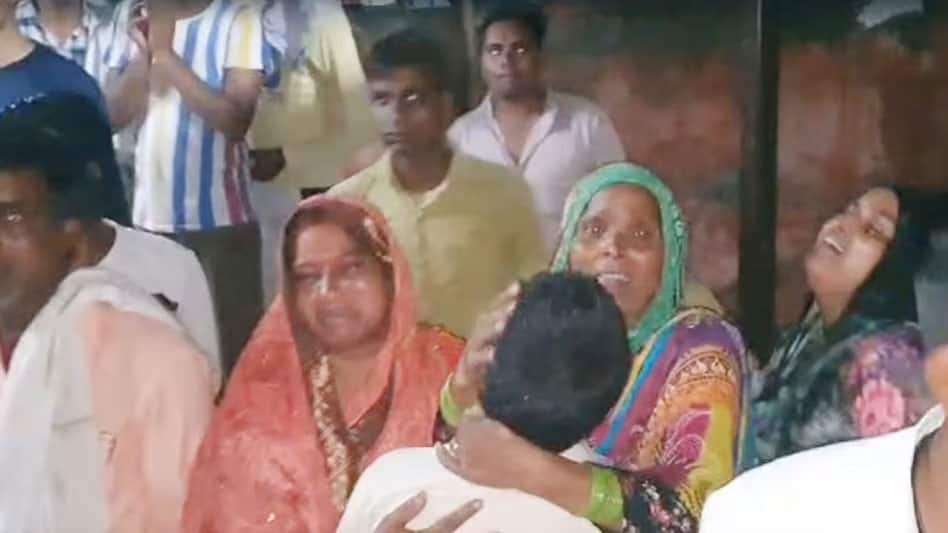 Hathras Road Accident: બસ-મેક્સની ભીષણ ટક્કર, તેરમાની ક્રિયા પતાવી પાછા ...