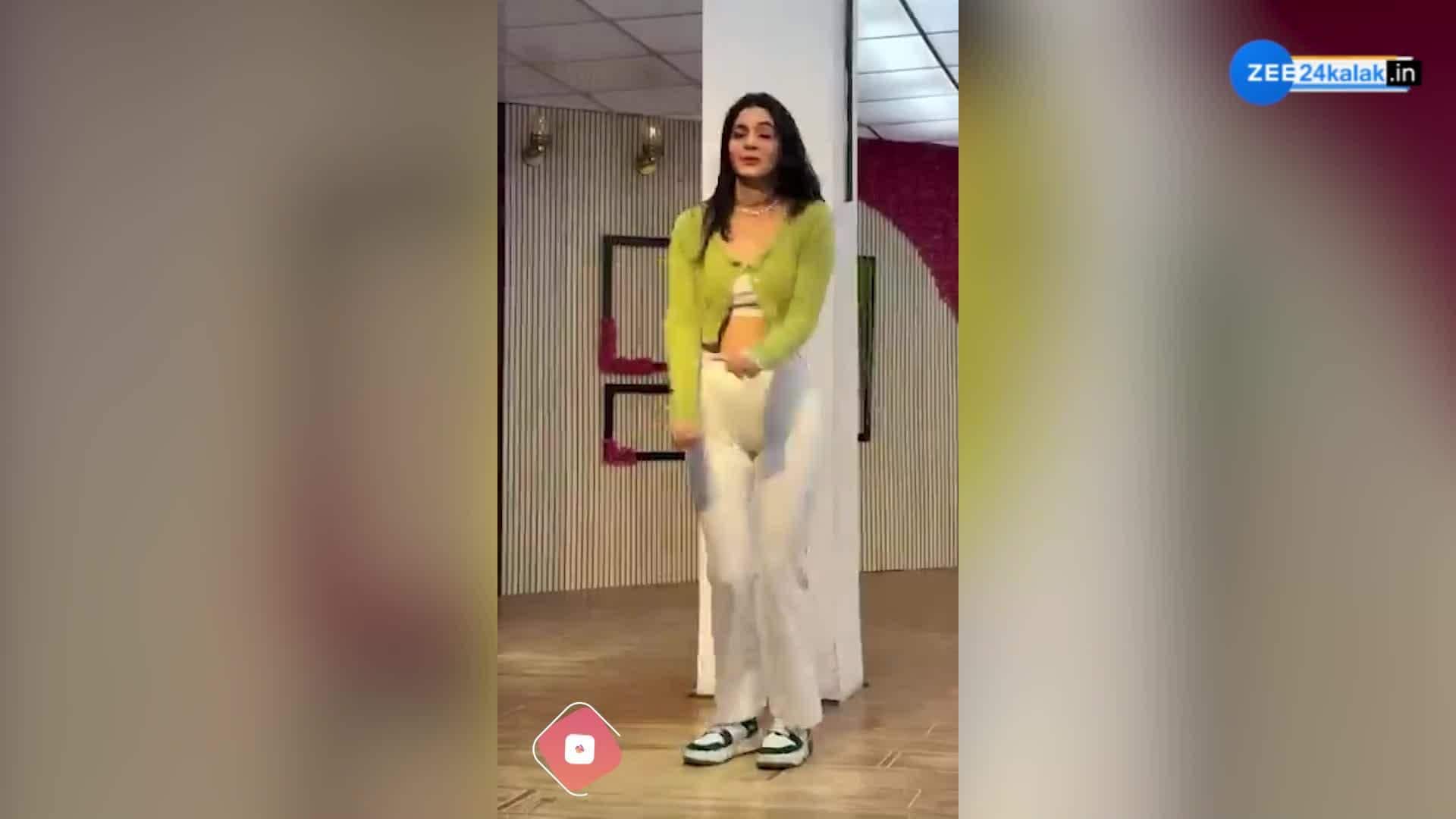 Beautiful girl dance video goes viral on song nashe si chad gai o kudi