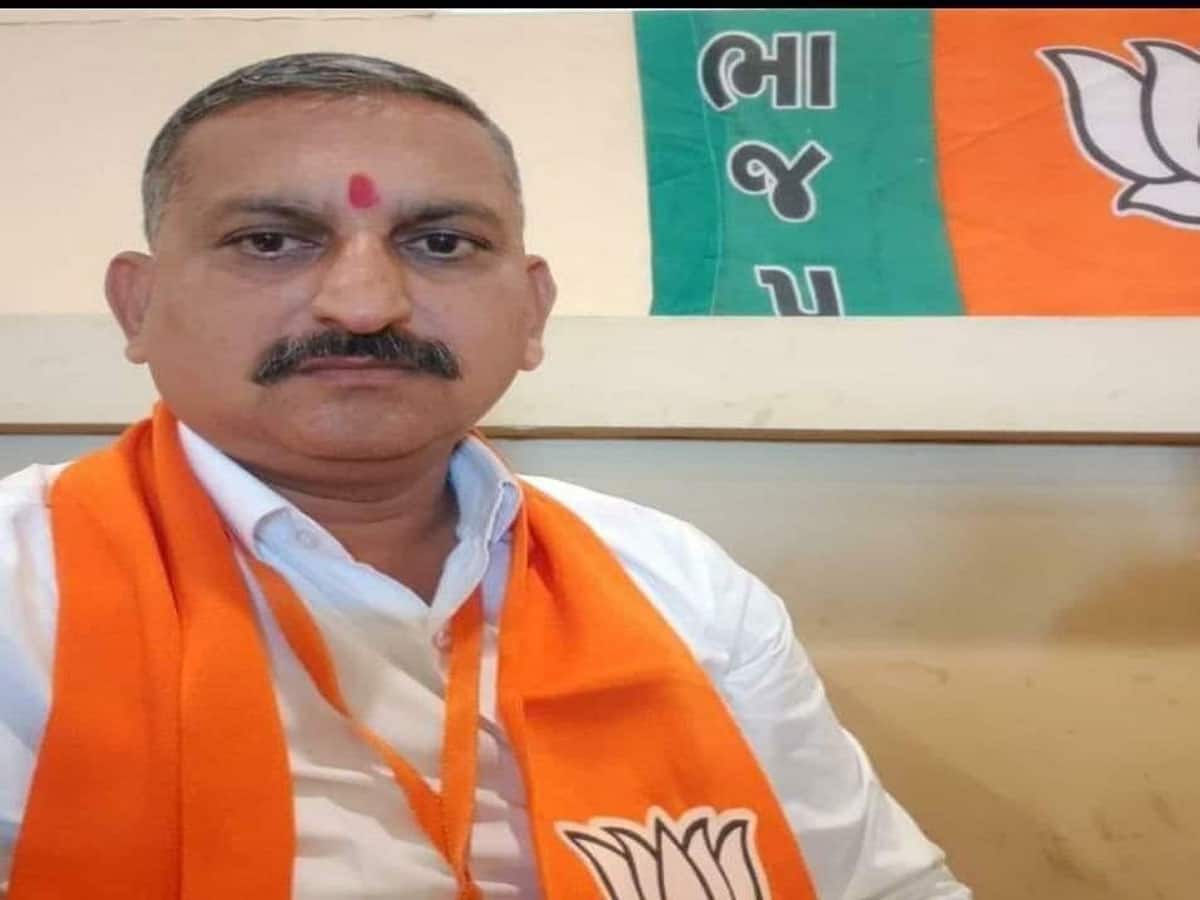 RSS નેતા સંજય જોશીને બર્થડે વિશ કરવું ગુજરાતના નેતાને ભારે પડ્યું, ભાજપે માંગ્યું રાજીનામું