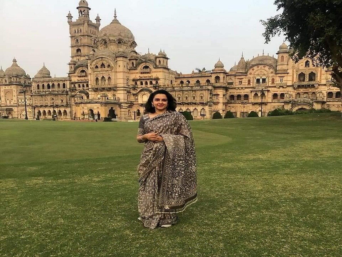A palace worth 240000000000 RS, a bank balance of 20000 crores A girl ...