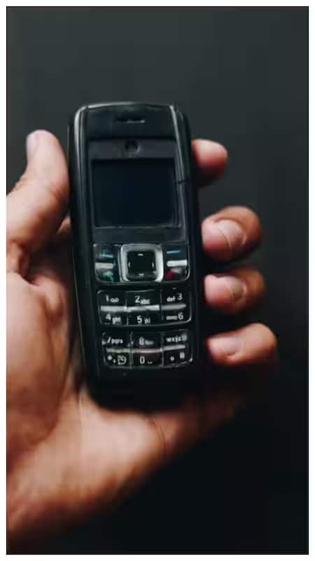 When did mobile phone discovered in India know the company name ...
