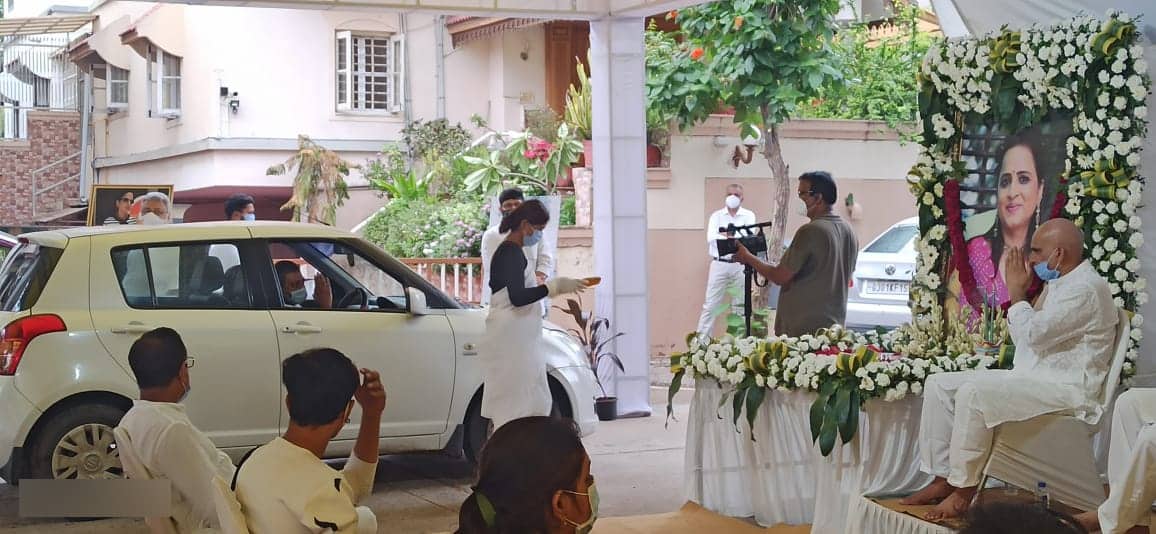 અમદાવાદની કેન્સર પીડિત મહિલાનું ડ્રાઈવ થ્રુ બેસણું, સ્વજનોએ કારમાં જ ...